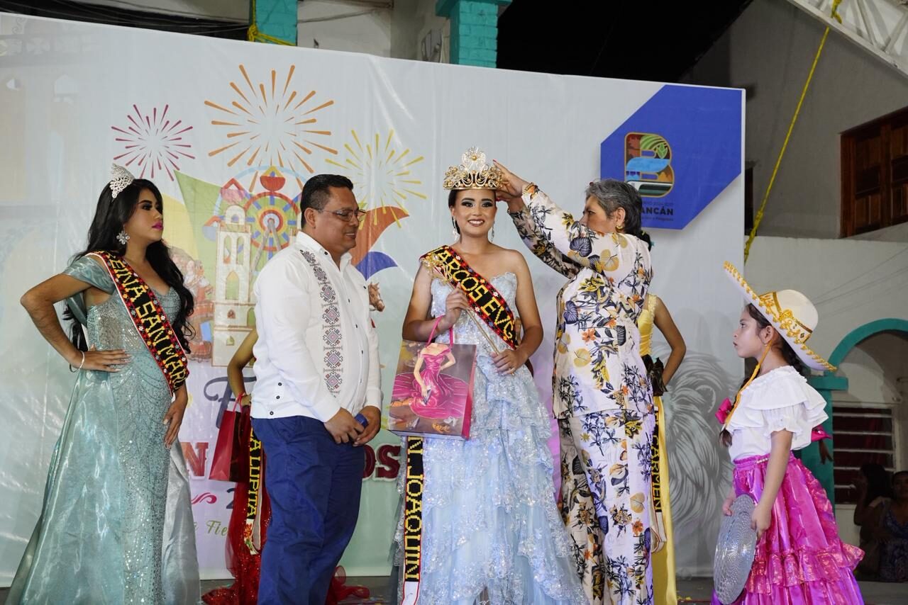 Corona Alcaldesa Beatriz Castañón a Dania Paola Suárez como reina de ...